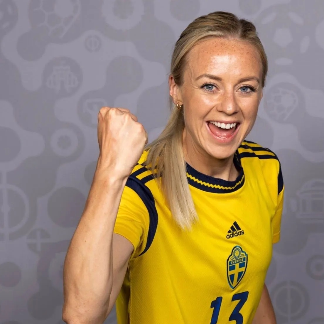 Build your female football team (soccer)