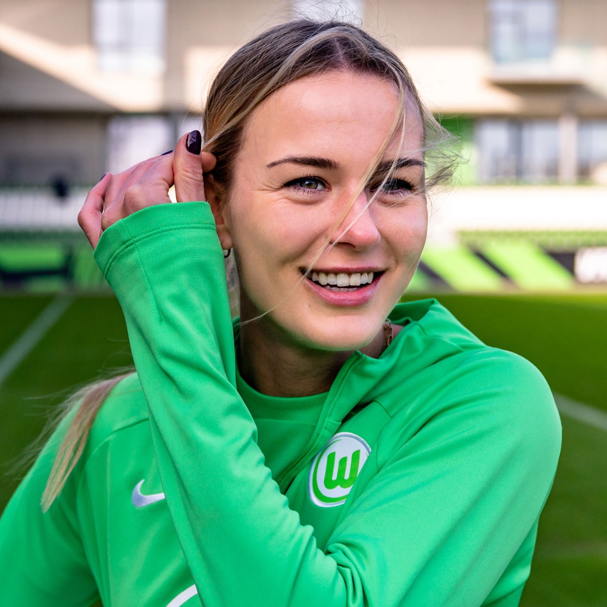 Build your female football team (soccer)